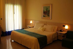 Minibar, cofre no quarto, secretária, camas desdobráveis 