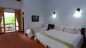 Roupa de alta qualidade, edredões de penas, minibar, cofre no quarto