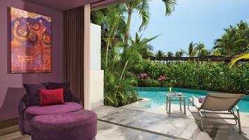 Quarto moderno com um banquinho roxo, um quadro e vista para uma piscina e plantas tropicais.