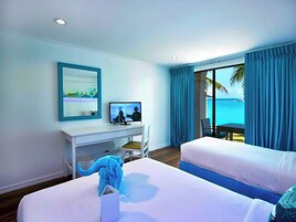 Quarto Deluxe, vista para o oceano | Cofre no quarto, roupa de cama fornecida 