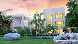 Um edifício moderno com piscina e áreas de estar ao ar livre.