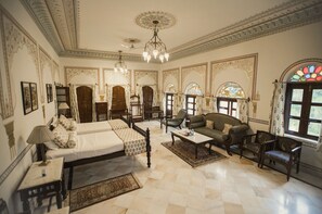 Quarto casal luxo | Cofres nos quartos, individualmente decorados