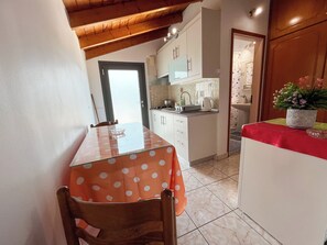 Loft | Edredões de penas, camas de colchão Select Comfort, cofre no quarto 