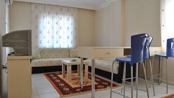 Apartamento, varanda (4 Adults) | Sala | TV de ecrã plano