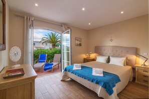 Apartamento, 1 quarto | Cofre no quarto, com mobília individualizada, ferro/tábua de engomar 