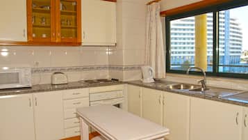 Apartamento, 1 quarto | Cozinha privada | Um frigorífico, um micro-ondas, um forno, uma placa de cozinha