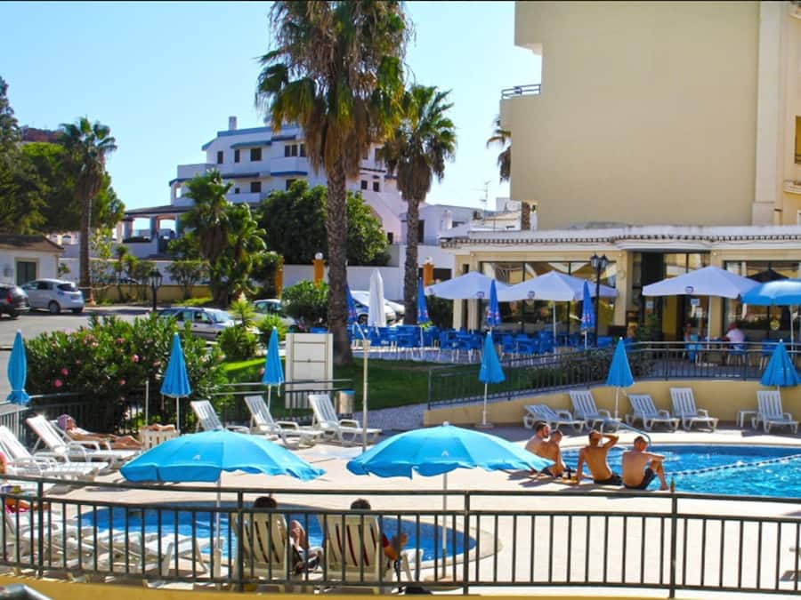 Piscina exterior, guarda-sóis, espreguiçadeiras