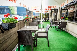 Terraço com espreguiçadeiras
