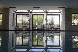 Piscina interior, 2 piscinas exteriores, guarda-sóis, espreguiçadeiras 