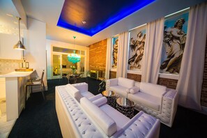 Suite Executiva, 2 quartos | Sala de estar | Televisor de ecrã plano de 46 polegadas com canais por cabo, televisor 