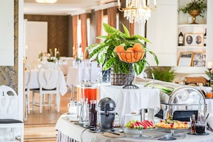 Café da manhã com buffet grátis todos os dias