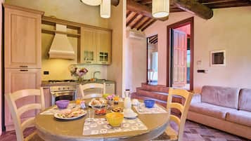Apartamento Familiar | Cozinha privada | Uma máquina de café expresso, uma cafeteira/bule, uma chaleira elétrica