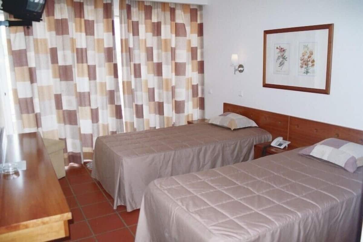Quarto Individual, vista para a montanha | Secretária, berços/camas para crianças, roupa de cama fornecida