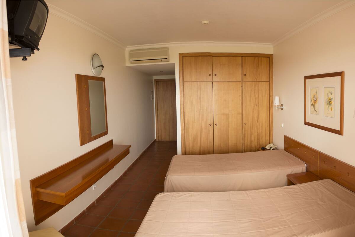 Quarto Individual, vista para o mar | Secretária, berços/camas para crianças, roupa de cama fornecida