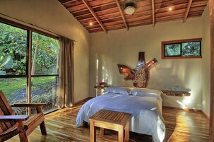 Quarto (Jungle) | Edredons de pluma, cofres nos quartos, individualmente decorados