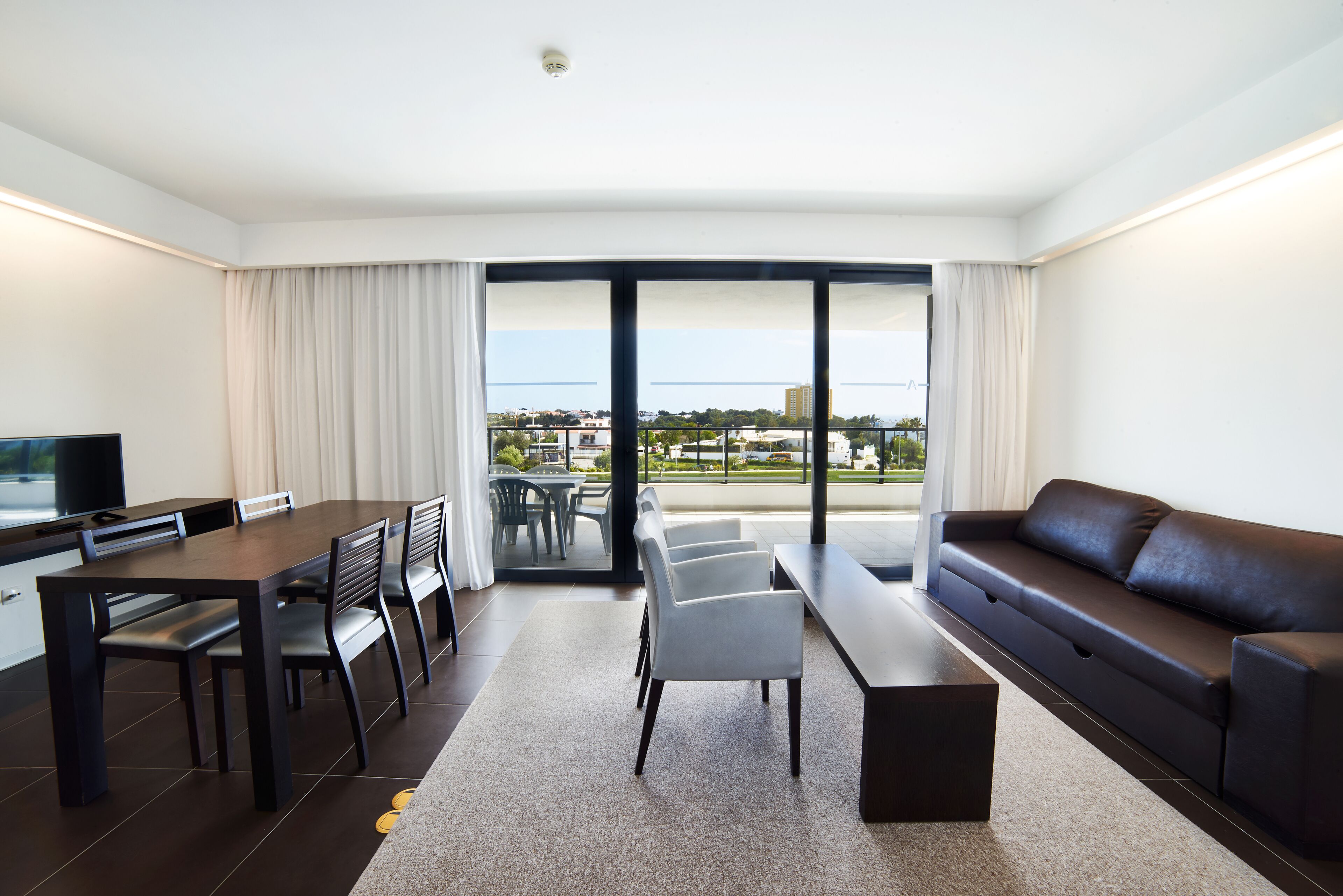 Televisor LCD, livros 