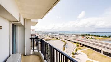 Quarto Triplo, várias camas, não fumadores, vista para o oceano | Varanda