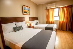 Roupas de cama antialérgicas, cofres nos quartos, escrivaninha