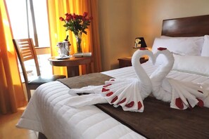 Roupas de cama antialérgicas, cofres nos quartos, escrivaninha