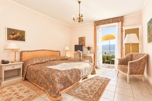 Quarto casal, vista para o lago | Frigobar, cofres nos quartos, individualmente decorados