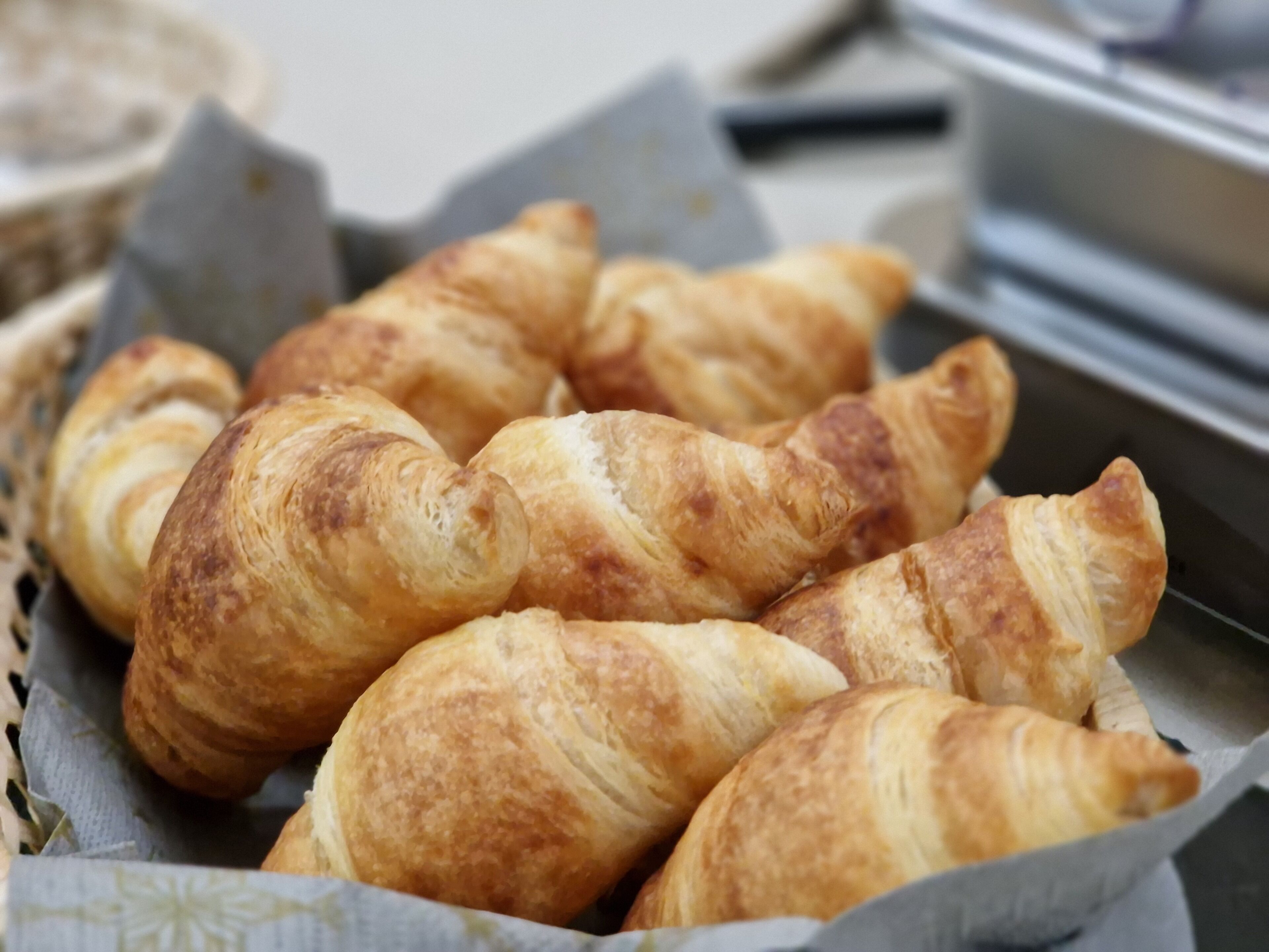 Uma bandeja de croissants.