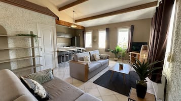 Apartamento Superior, 2 quartos | Sala de estar | Televisor de ecrã plano de 50 cm com canais por cabo, televisor
