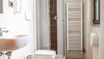 Quarto Clássico com Cama de Casal, varanda | Cofre com capacidade para portátil, com mobília individualizada