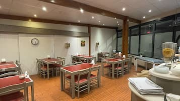 Pequeno-almoço continental diário (9 EUR por pessoa)