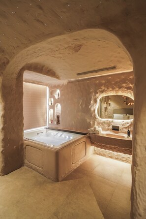 Cave Room with Grand Jacuzzi | 1 quarto, roupas de cama de algodão egípcio, roupas de cama premium