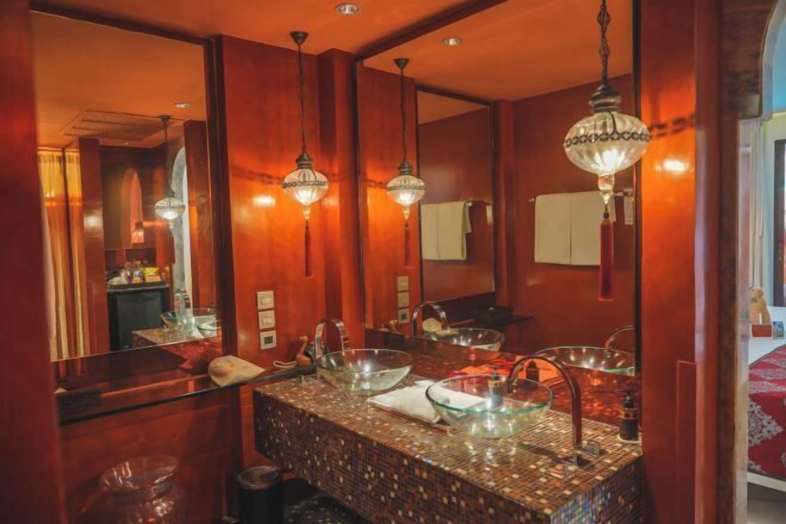 Produtos de higiene exclusivos, um secador de cabelo, roupões, chinelos 