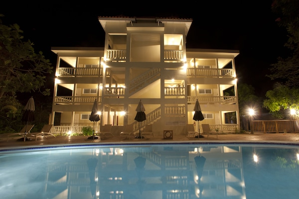 Piscina externa, guarda-sóis, espreguiçadeiras