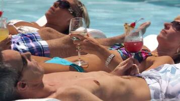 Piscina exterior, guarda-sóis, espreguiçadeiras