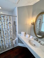 Deluxe King Room 5 | Casa de banho | Uma combinação polibã/banheira, artigos de higiene pessoal grátis