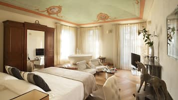 Suite | Minibar, cofre no quarto, secretária, cortinas/cortinados opacos