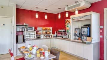 Pequeno-almoço tipo buffet diário (9.90 EUR por pessoa)