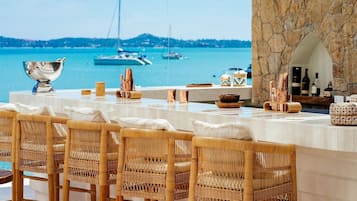 2 bares/lounges, um bar junto à piscina, um bar de praia