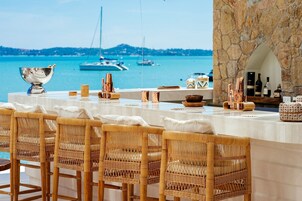 2 bares/lounges, bar ao lado da piscina, bar na praia