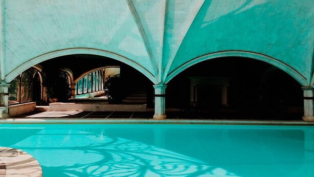 Piscina interior, piscina exterior sazonal 