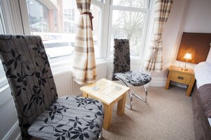 Quarto Twin Standard, casa de banho anexa | Roupa de alta qualidade, camas de colchão pillowtop 