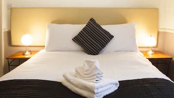 Quarto casal standard, suíte | Roupas de cama premium, camas com colchões pillow-top