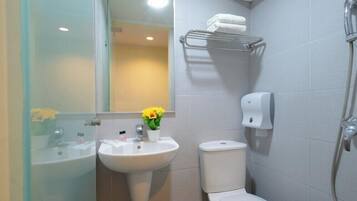 Quarto, sem janelas (Superior Queen) | Casa de banho | Um polibã, artigos de higiene pessoal grátis, um secador de cabelo