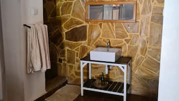 Quarto triplo standard, suíte | Banheiro | Chuveiro, roupões de banho, toalhas de banho
