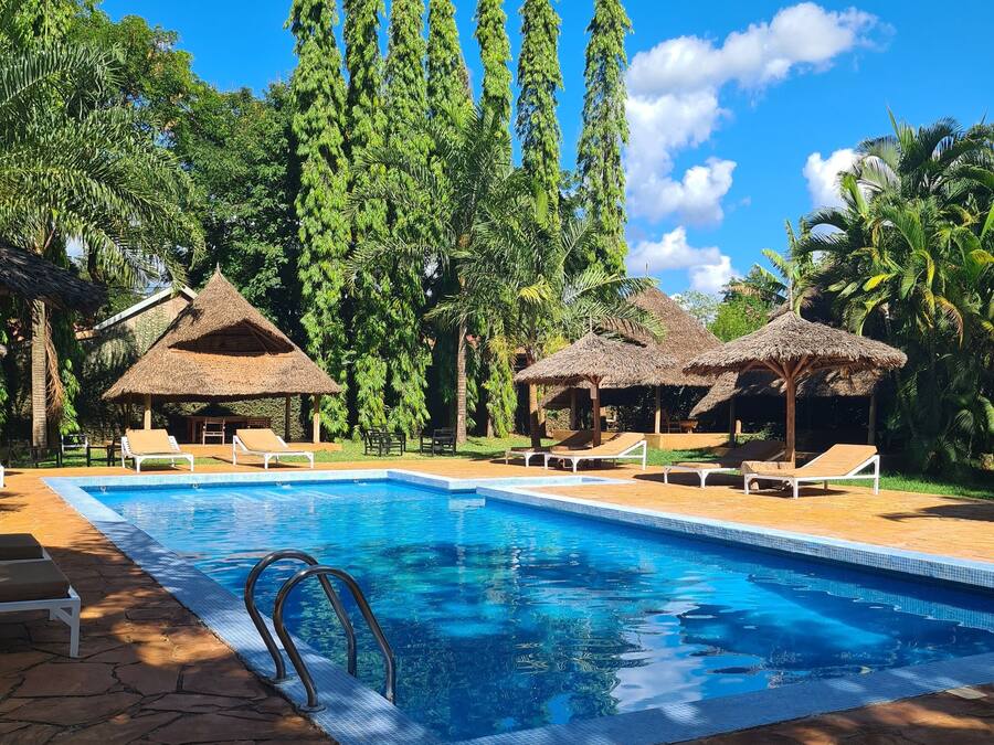 Piscina externa, barracas de cortesia, guarda-sóis