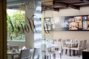 Café da manhã, almoço e jantar; culinária internacional