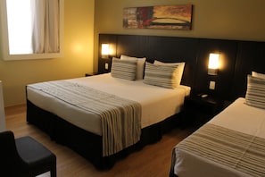 Quarto triplo superior | Cofres nos quartos, escrivaninha, cortinas blackout