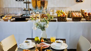 Pequeno-almoço tipo buffet diário (17 EUR por pessoa)