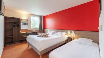 Quarto Triplo | Secretária, cortinas/cortinados opacos, quartos insonorizados