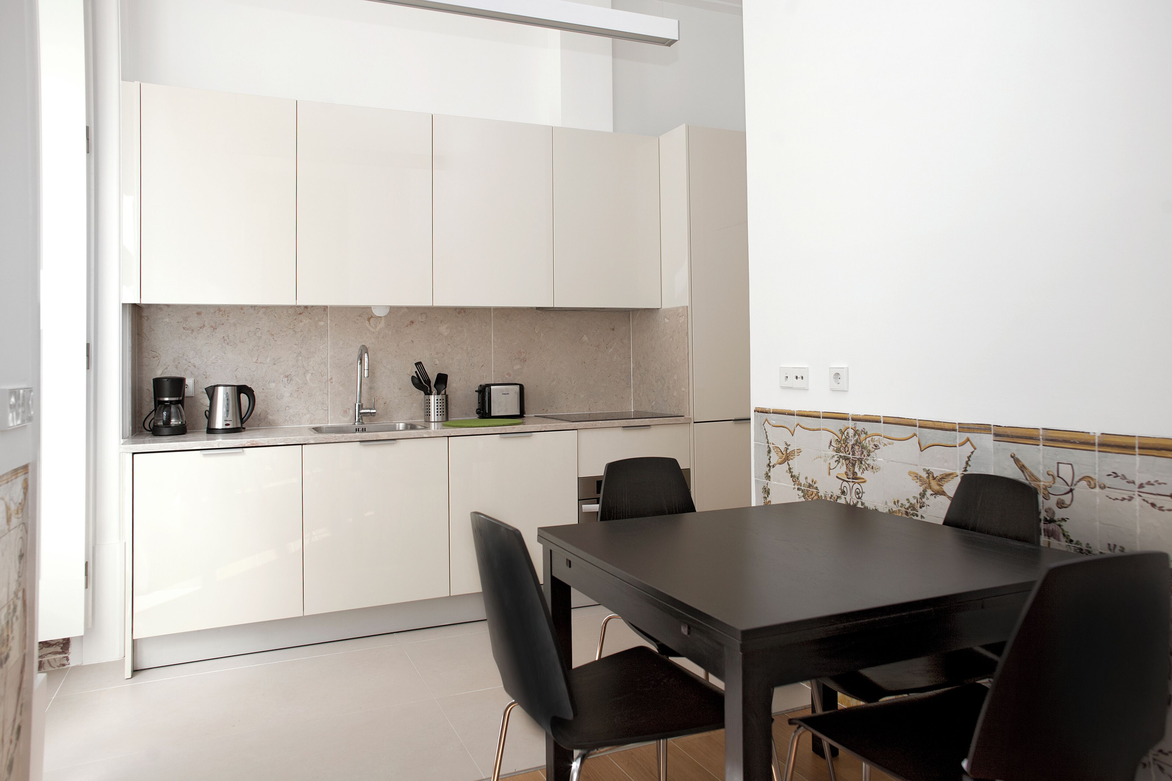 Apartamento Deluxe, 1 quarto | Cozinha privada | Um frigorífico, um forno, uma placa de cozinha 