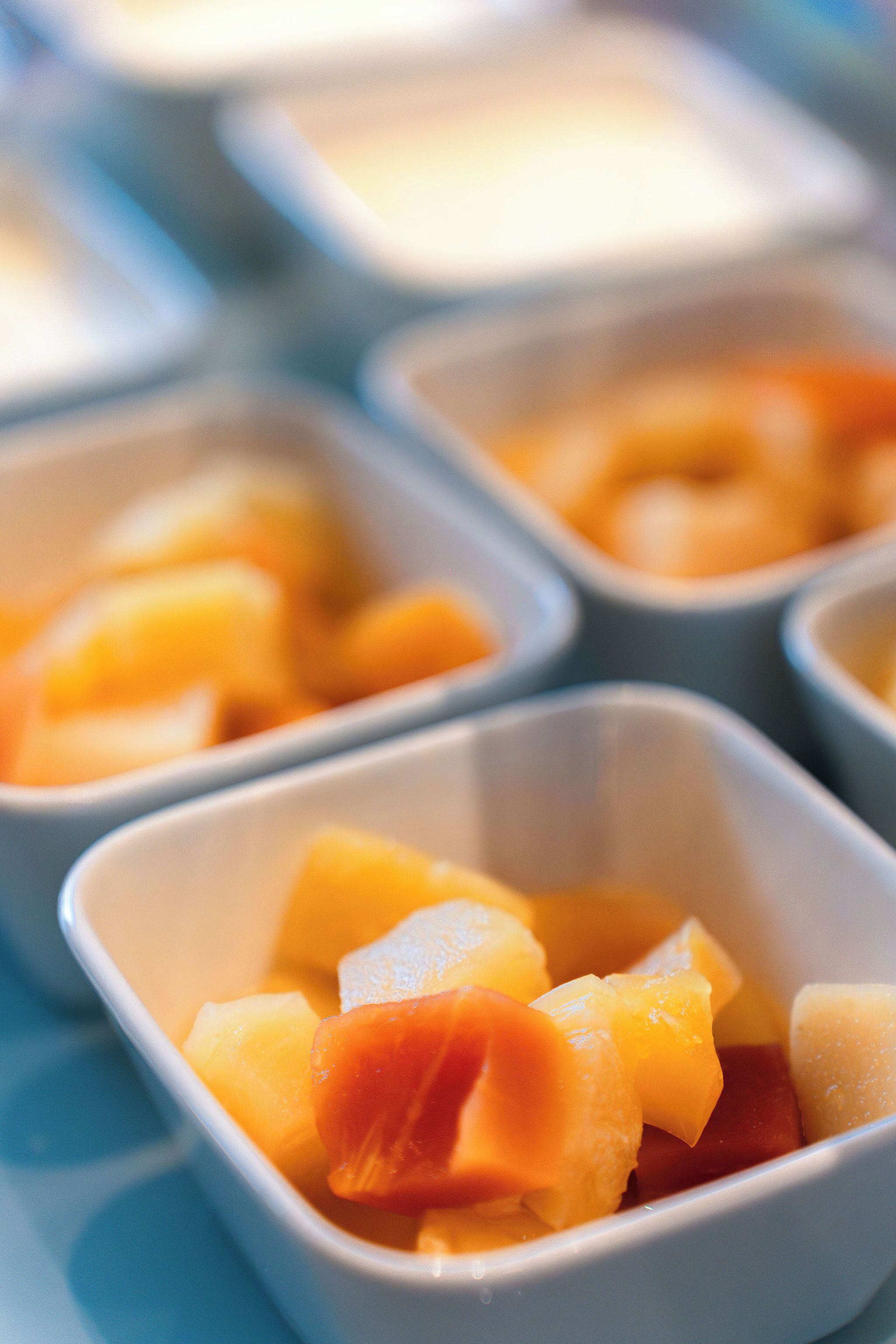 Close-up de uma saladeira com frutas picadas.