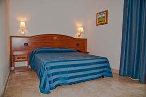 Roupas de cama premium, frigobar, cofres nos quartos